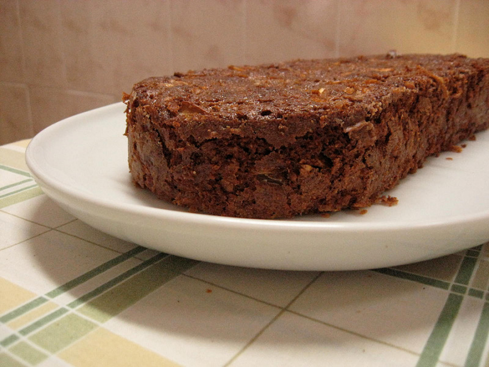 Bolo húmido de maçã e noz