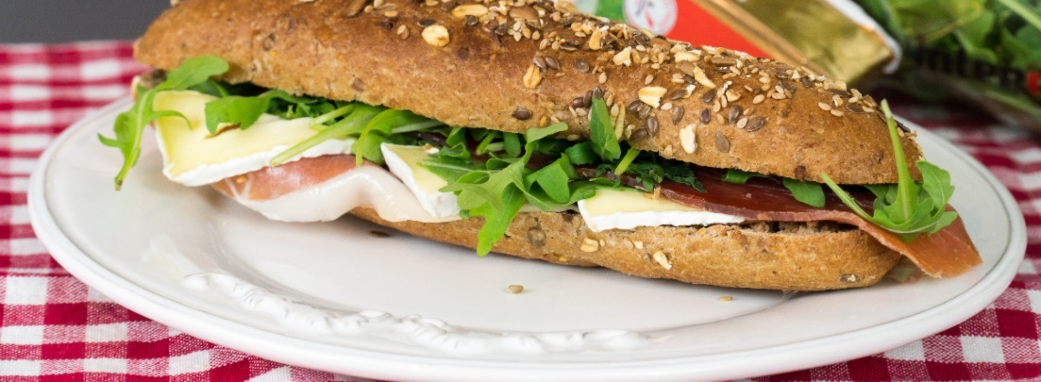 Sandes de presunto, queijo brie e rúcula